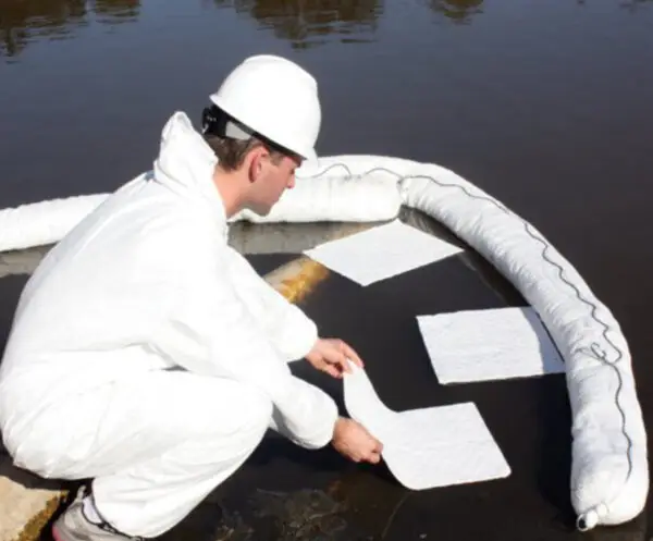 FiberDuck® Oil Clean Up Pads in Dispenser Box - Spill Hero